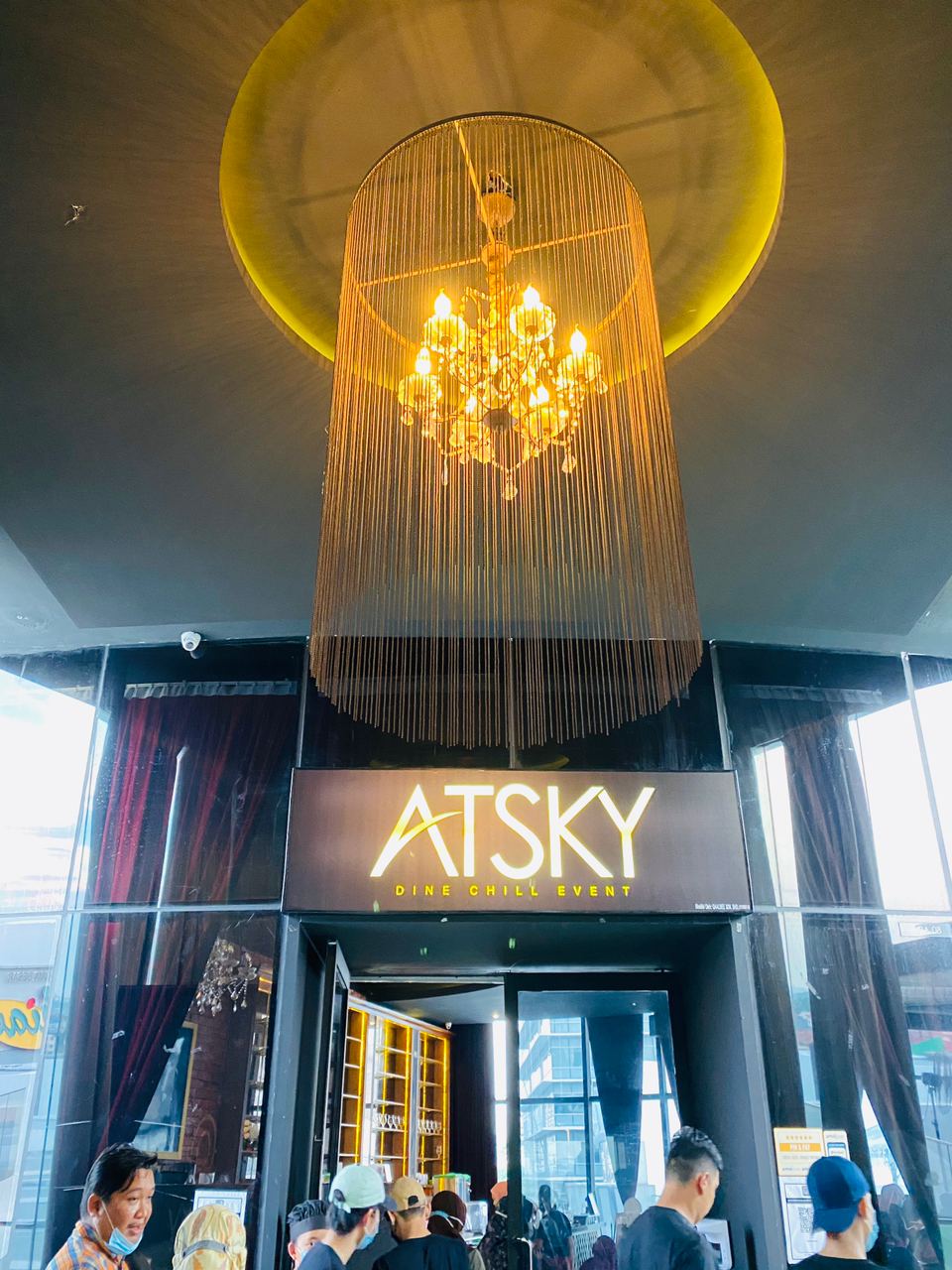 Eksaitednya Tempat Makan Berbumbungkan Langit Biru – Atsky Dine Chill ...